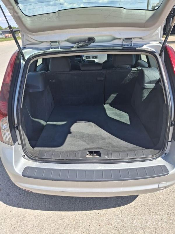 Grey Volvo V50 2009 in Bauska, with an engine capacity of 2.00 L and mileage of 333 thousand km for 1800 €, photo 9 on AUTOMOTO.COM.LV