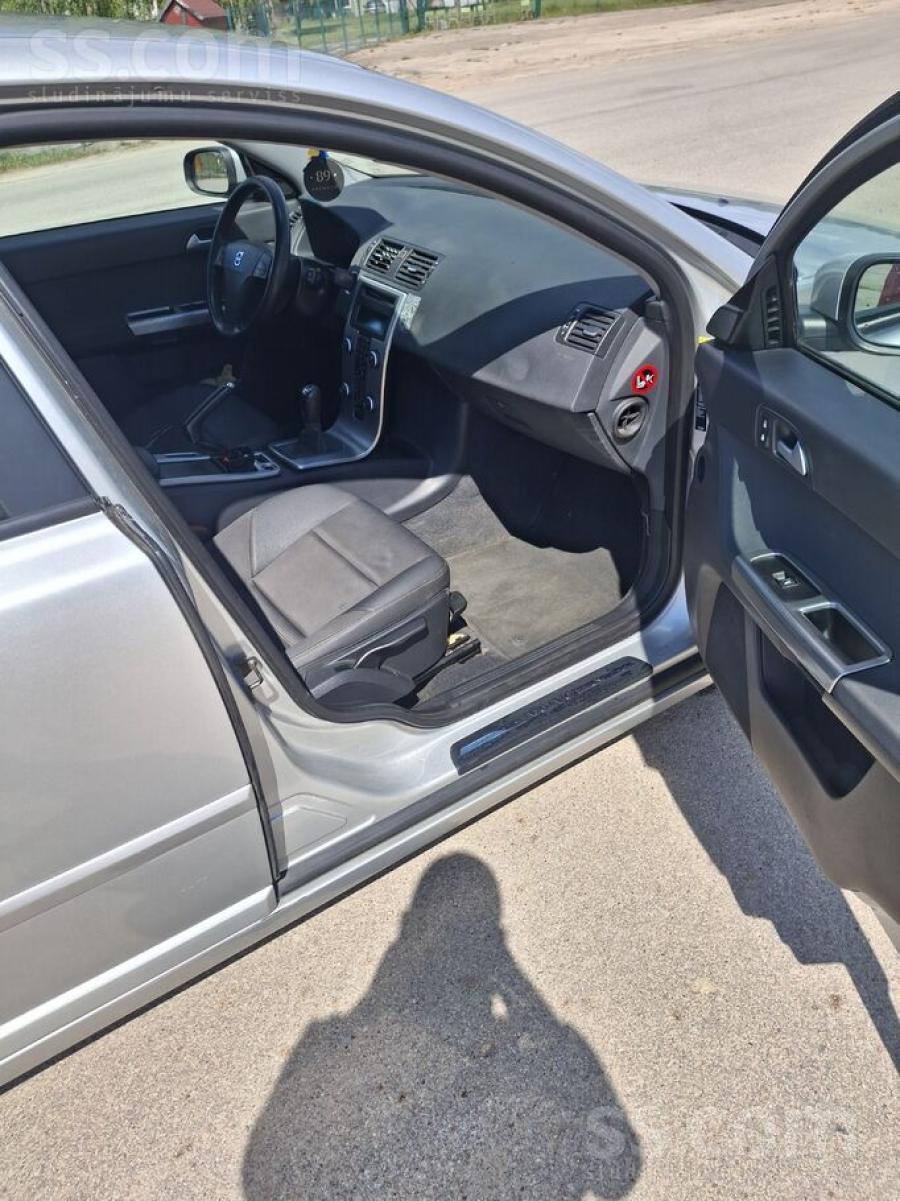 Pelēks Volvo V50 2009 Bauska, ar dzinēja tilpumu 2.00 L un nobraukumu 333 tūkst. km par 1800 €, foto 12 vietnē AUTOMOTO.COM.LV