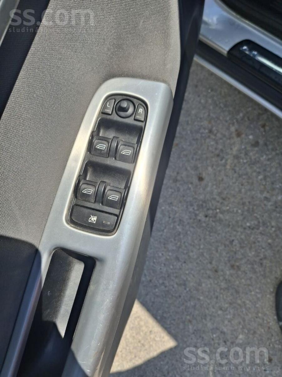 Pelēks Volvo V50 2009 Bauska, ar dzinēja tilpumu 2.00 L un nobraukumu 333 tūkst. km par 1800 €, foto 13 vietnē AUTOMOTO.COM.LV