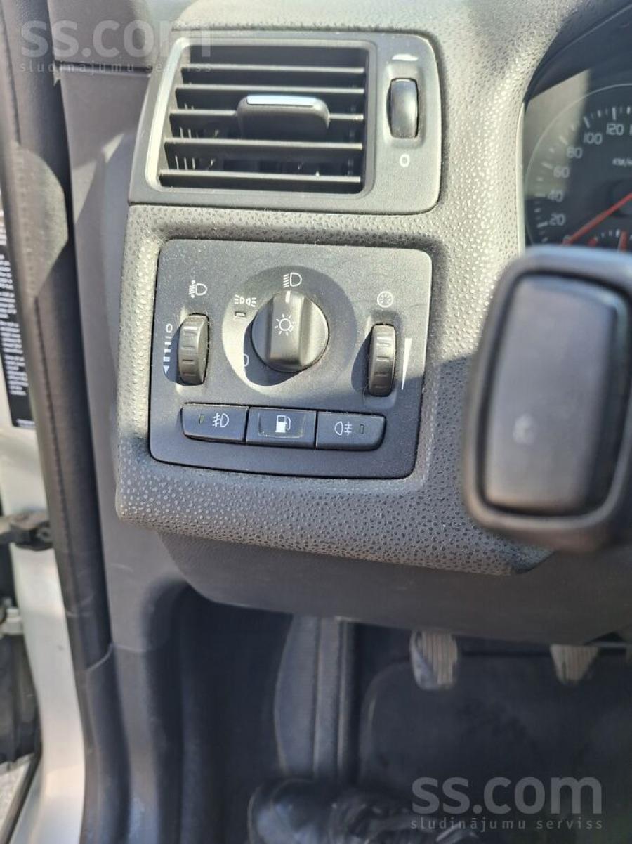 Pelēks Volvo V50 2009 Bauska, ar dzinēja tilpumu 2.00 L un nobraukumu 333 tūkst. km par 1800 €, foto 14 vietnē AUTOMOTO.COM.LV