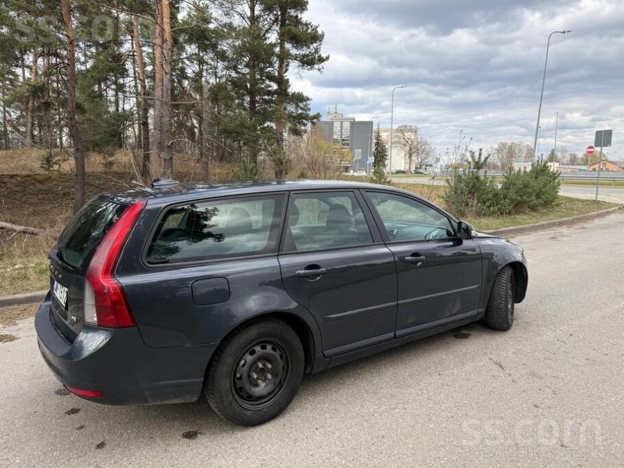 Pelēks Volvo V50 2009 Rīga, ar dzinēja tilpumu 1.60 L un nobraukumu 258 tūkst. km par 1300 €, foto 3 vietnē AUTOMOTO.COM.LV
