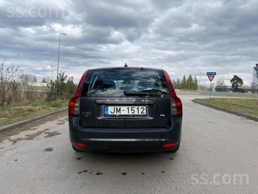 Pelēks Volvo V50 2009 Rīga, ar dzinēja tilpumu 1.60 L un nobraukumu 258 tūkst. km par 1300 €, foto 4 vietnē AUTOMOTO.COM.LV