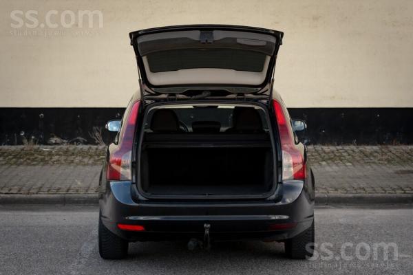 Grey Volvo V50 2009 in Talsi, with an engine capacity of 2.00 L and mileage of 371 thousand km for 2590 €, photo 6 on AUTOMOTO.COM.LV