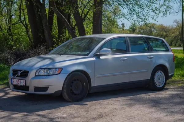 Grey Volvo V50 2009 in Grobiņa, with an engine capacity of 1.60 L and mileage of 288 thousand km for 3450 €, photo 3 on AUTOMOTO.COM.LV