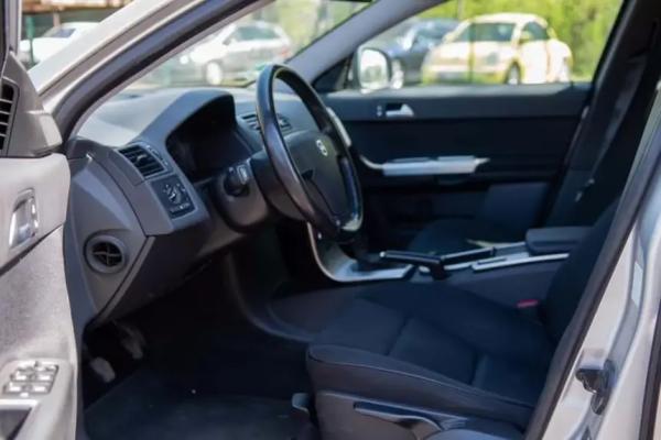 Grey Volvo V50 2009 in Grobiņa, with an engine capacity of 1.60 L and mileage of 288 thousand km for 3450 €, photo 8 on AUTOMOTO.COM.LV