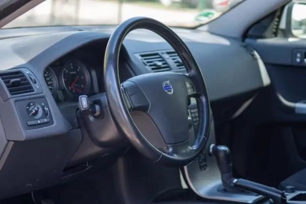 Grey Volvo V50 2009 in Grobiņa, with an engine capacity of 1.60 L and mileage of 288 thousand km for 3450 €, photo 9 on AUTOMOTO.COM.LV