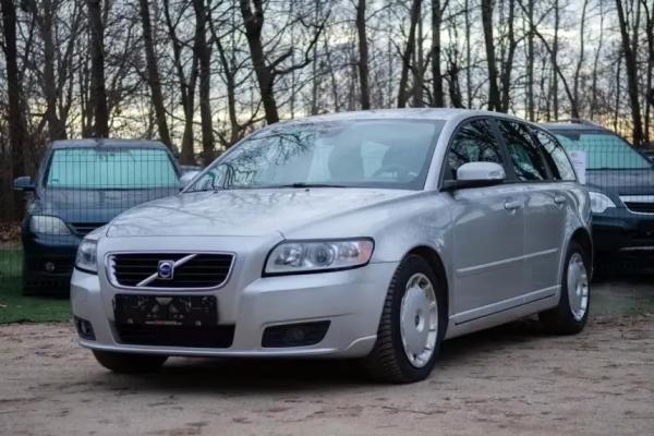 Grey Volvo V50 2009 in Grobiņa, with an engine capacity of 2.00 L and mileage of 311 thousand km for 2750 €, photo 1 on AUTOMOTO.COM.LV