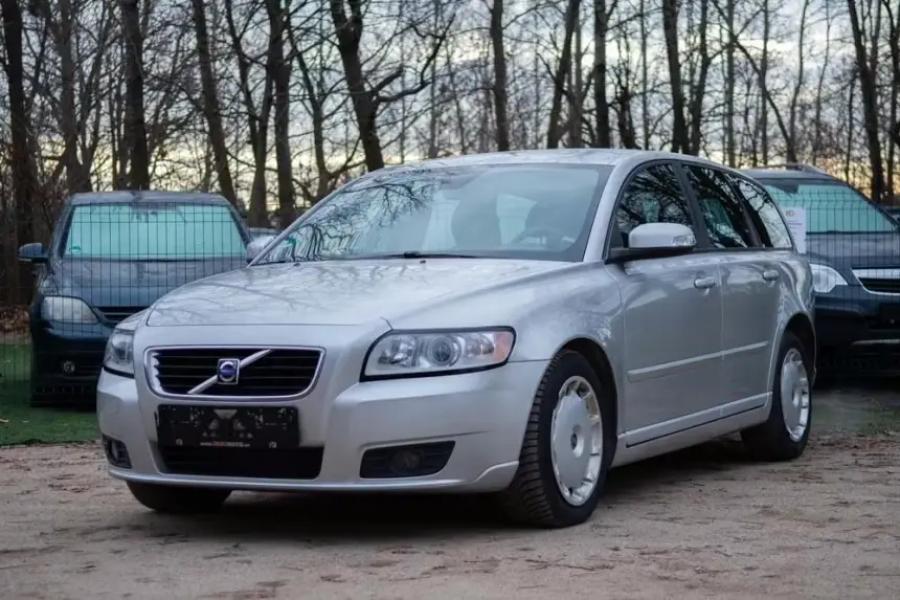 Grey Volvo V50 2009 in Grobiņa, with an engine capacity of 2.00 L and mileage of 311 thousand km for 2750 €, photo 1 on AUTOMOTO.COM.LV
