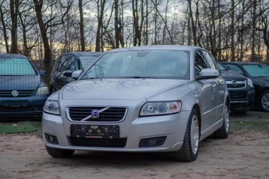 Grey Volvo V50 2009 in Grobiņa, with an engine capacity of 2.00 L and mileage of 311 thousand km for 2750 €, photo 3 on AUTOMOTO.COM.LV