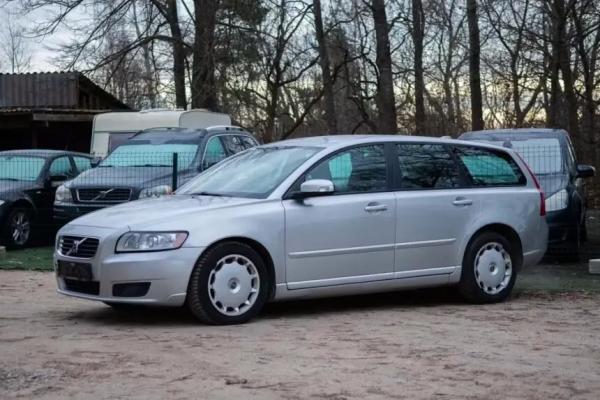 Grey Volvo V50 2009 in Grobiņa, with an engine capacity of 2.00 L and mileage of 311 thousand km for 2750 €, photo 3 on AUTOMOTO.COM.LV