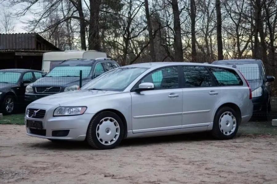 Grey Volvo V50 2009 in Grobiņa, with an engine capacity of 2.00 L and mileage of 311 thousand km for 2750 €, photo 4 on AUTOMOTO.COM.LV