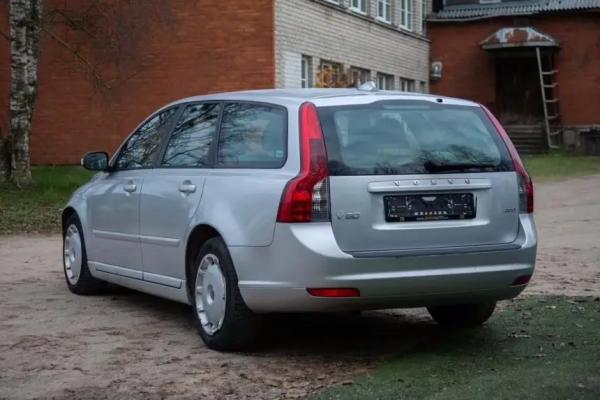 Grey Volvo V50 2009 in Grobiņa, with an engine capacity of 2.00 L and mileage of 311 thousand km for 2750 €, photo 5 on AUTOMOTO.COM.LV