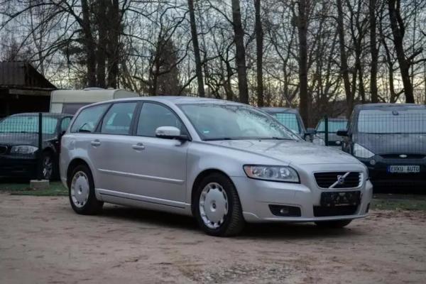 Grey Volvo V50 2009 in Grobiņa, with an engine capacity of 2.00 L and mileage of 311 thousand km for 2750 €, photo 7 on AUTOMOTO.COM.LV