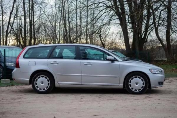 Grey Volvo V50 2009 in Grobiņa, with an engine capacity of 2.00 L and mileage of 311 thousand km for 2750 €, photo 8 on AUTOMOTO.COM.LV