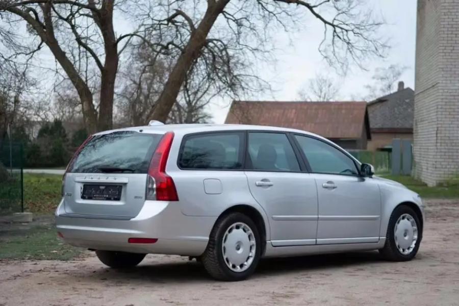 Grey Volvo V50 2009 in Grobiņa, with an engine capacity of 2.00 L and mileage of 311 thousand km for 2750 €, photo 11 on AUTOMOTO.COM.LV