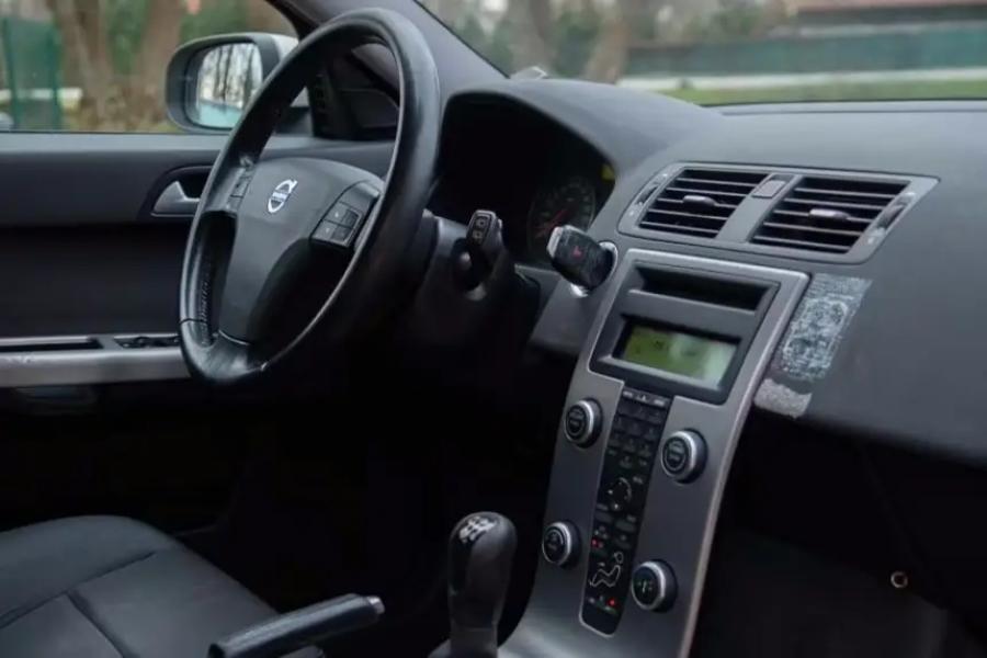 Grey Volvo V50 2009 in Grobiņa, with an engine capacity of 2.00 L and mileage of 311 thousand km for 2750 €, photo 17 on AUTOMOTO.COM.LV