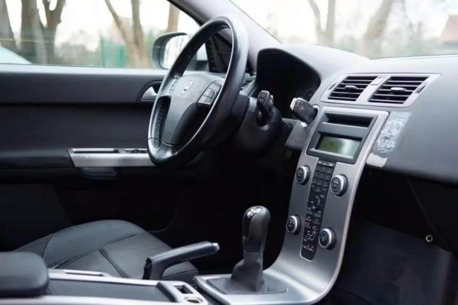 Grey Volvo V50 2009 in Grobiņa, with an engine capacity of 2.00 L and mileage of 311 thousand km for 2750 €, photo 18 on AUTOMOTO.COM.LV