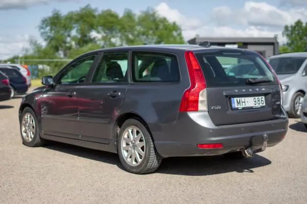 Grey Volvo V50 2009 in Liepaja, with an engine capacity of 2.00 L and mileage of 302 thousand km for 3250 €, photo 2 on AUTOMOTO.COM.LV