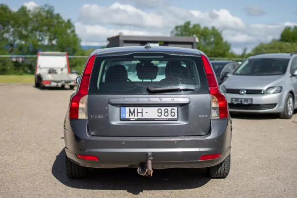 Grey Volvo V50 2009 in Liepaja, with an engine capacity of 2.00 L and mileage of 302 thousand km for 3250 €, photo 3 on AUTOMOTO.COM.LV