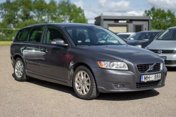 Grey Volvo V50 2009 in Liepaja, with an engine capacity of 2.00 L and mileage of 302 thousand km for 3250 €, photo 5 on AUTOMOTO.COM.LV