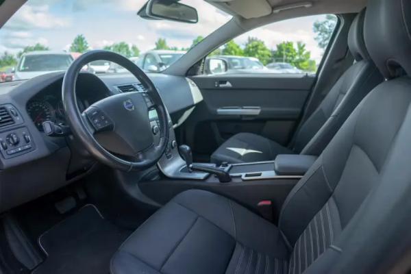 Grey Volvo V50 2009 in Liepaja, with an engine capacity of 2.00 L and mileage of 302 thousand km for 3250 €, photo 8 on AUTOMOTO.COM.LV