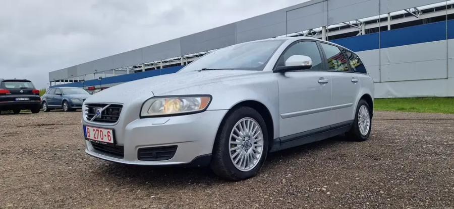 Pelēks Volvo V50 2009 Daugavpils, ar dzinēja tilpumu 2.00 L un nobraukumu 272 tūkst. km par 3750 €, foto 1 vietnē AUTOMOTO.COM.LV