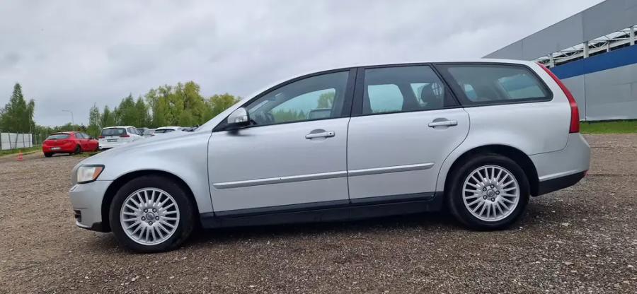Pelēks Volvo V50 2009 Daugavpils, ar dzinēja tilpumu 2.00 L un nobraukumu 272 tūkst. km par 3750 €, foto 3 vietnē AUTOMOTO.COM.LV