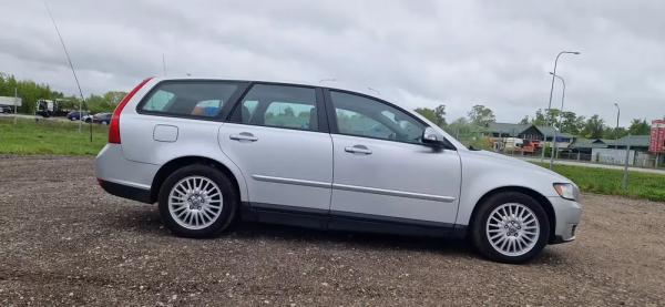 Pelēks Volvo V50 2009 Daugavpils, ar dzinēja tilpumu 2.00 L un nobraukumu 272 tūkst. km par 3750 €, foto 3 vietnē AUTOMOTO.COM.LV
