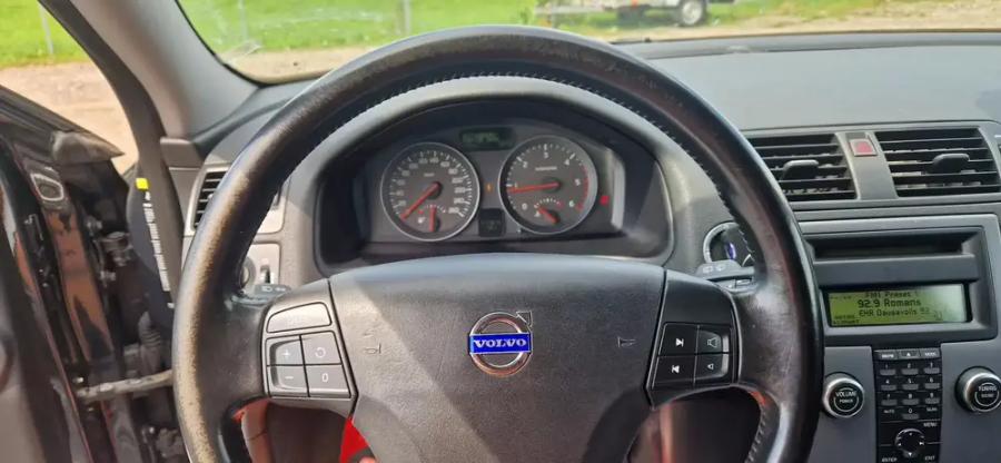 Grey Volvo V50 2009 in Daugavpils, with an engine capacity of 1.60 L and mileage of 278 thousand km for 2350 €, photo 16 on AUTOMOTO.COM.LV