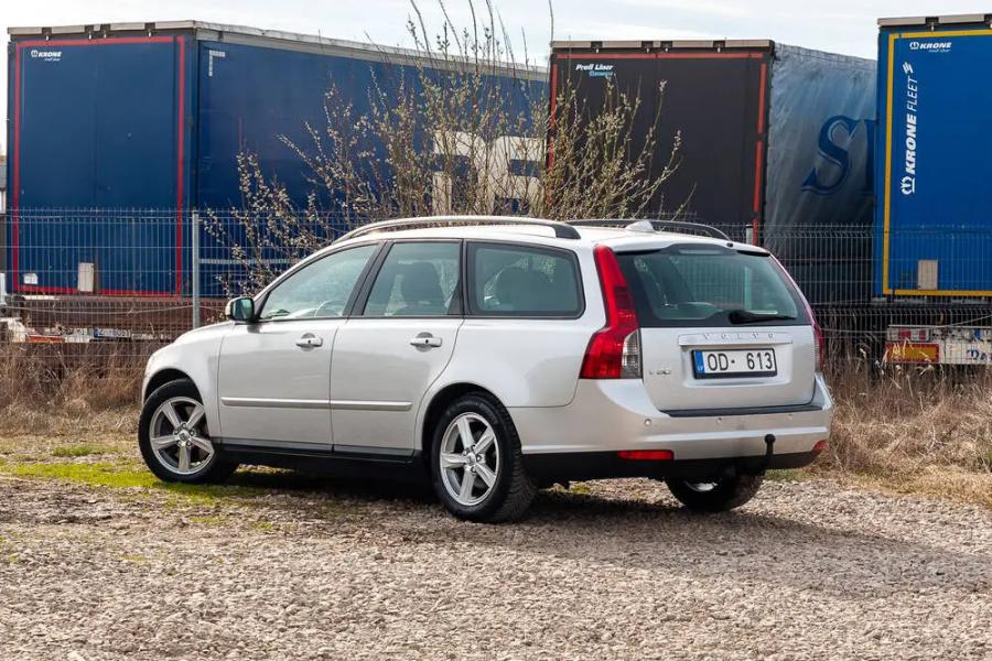 Pelēks Volvo V50 2009 Rīga, ar dzinēja tilpumu 2.00 L un nobraukumu 295 tūkst. km par 2995 €, foto 3 vietnē AUTOMOTO.COM.LV