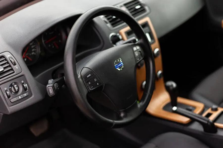 Pelēks Volvo V50 2009 Rīga, ar dzinēja tilpumu 2.00 L un nobraukumu 295 tūkst. km par 2995 €, foto 22 vietnē AUTOMOTO.COM.LV