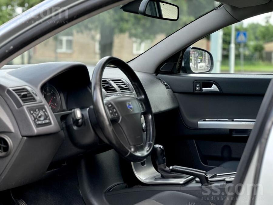 Grey Volvo V50 2009 in Jelgava, with an engine capacity of 1.60 L and mileage of 0 thousand km for 1650 €, photo 13 on AUTOMOTO.COM.LV