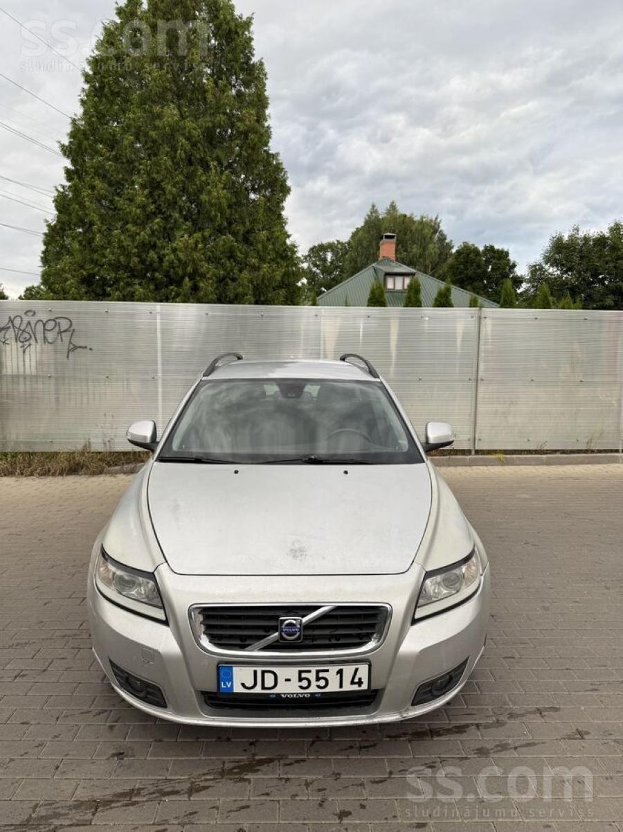 Grey Volvo V50 2009 in Riga, with an engine capacity of 1.60 L and mileage of 288 thousand km for 1900 €, photo 1 on AUTOMOTO.COM.LV