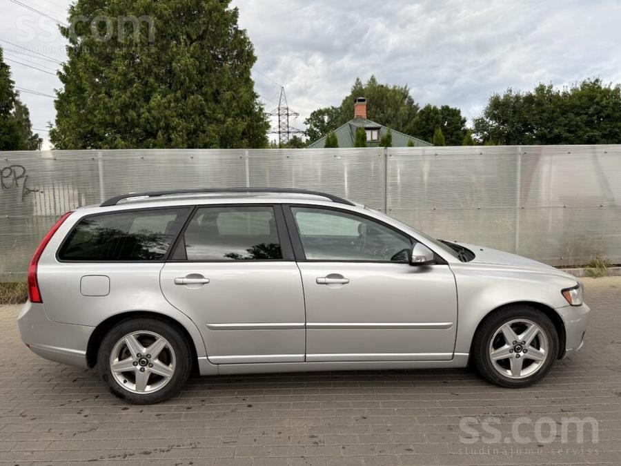 Grey Volvo V50 2009 in Riga, with an engine capacity of 1.60 L and mileage of 288 thousand km for 1900 €, photo 4 on AUTOMOTO.COM.LV