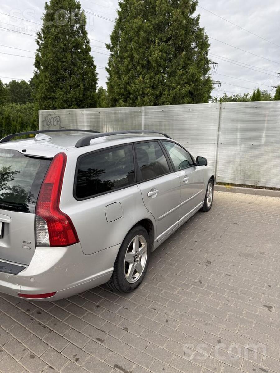 Grey Volvo V50 2009 in Riga, with an engine capacity of 1.60 L and mileage of 288 thousand km for 1900 €, photo 5 on AUTOMOTO.COM.LV