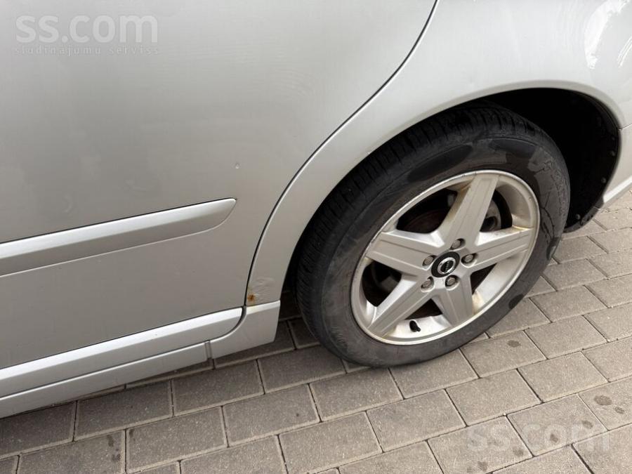 Grey Volvo V50 2009 in Riga, with an engine capacity of 1.60 L and mileage of 288 thousand km for 1900 €, photo 12 on AUTOMOTO.COM.LV