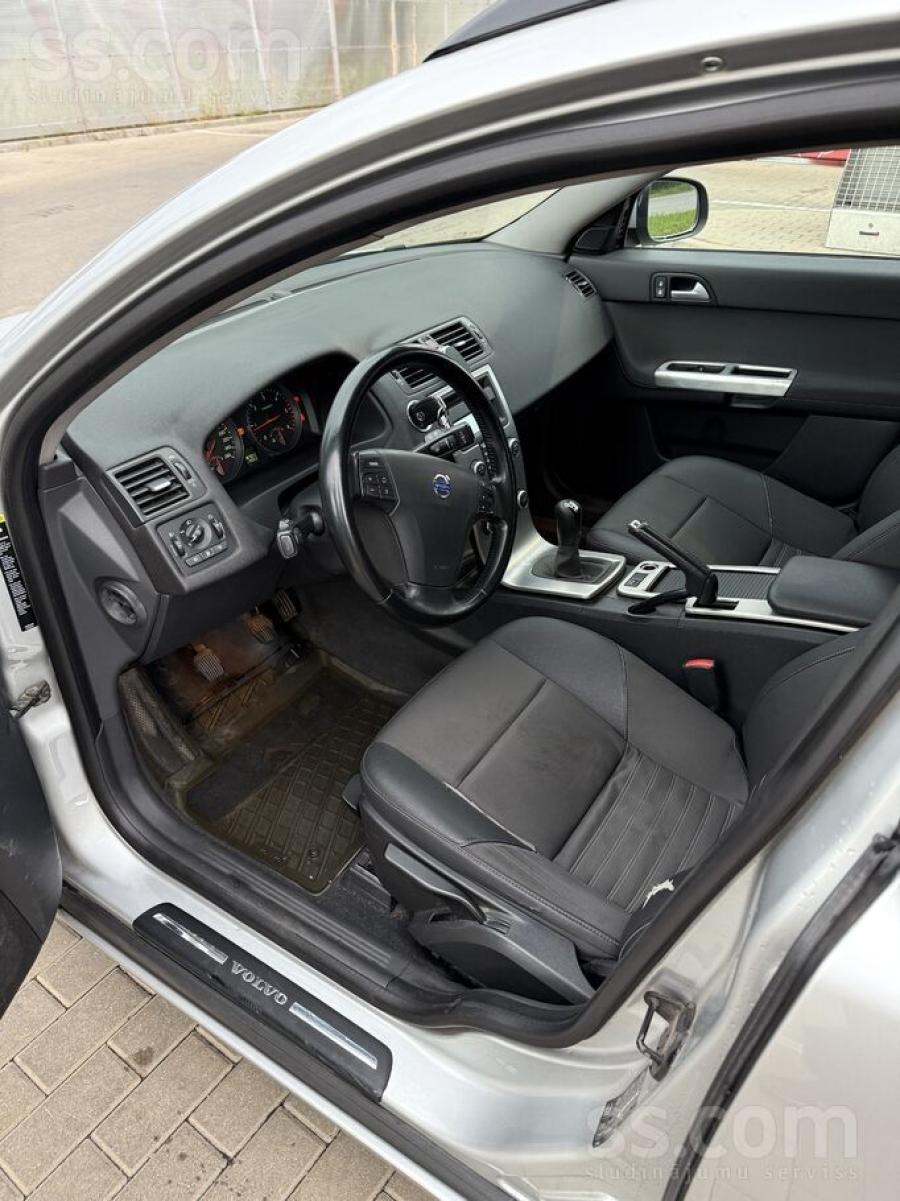 Grey Volvo V50 2009 in Riga, with an engine capacity of 1.60 L and mileage of 288 thousand km for 1900 €, photo 15 on AUTOMOTO.COM.LV