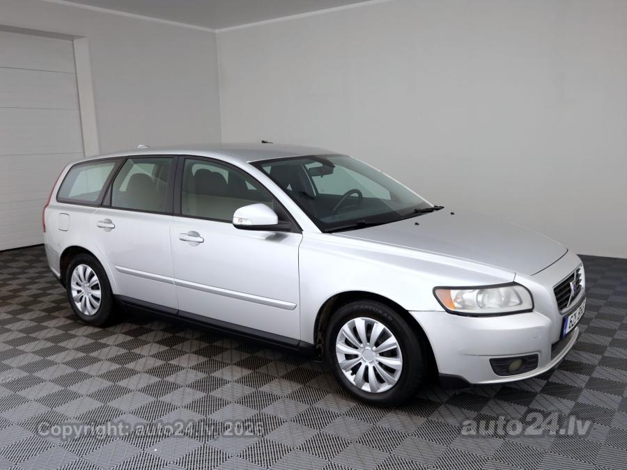 Pelēks Volvo V50 2009 Tallina, ar dzinēja tilpumu 1.60 L un nobraukumu 379 tūkst. km par 1599 €, foto 1 vietnē AUTOMOTO.COM.LV