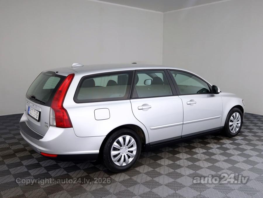 Pelēks Volvo V50 2009 Tallina, ar dzinēja tilpumu 1.60 L un nobraukumu 379 tūkst. km par 1599 €, foto 4 vietnē AUTOMOTO.COM.LV