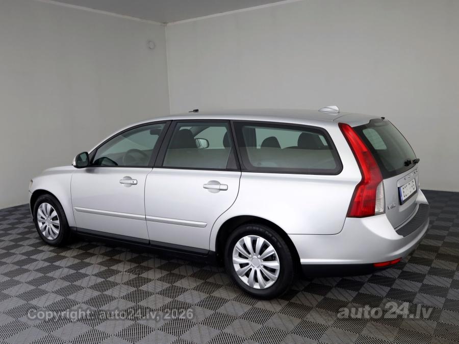 Pelēks Volvo V50 2009 Tallina, ar dzinēja tilpumu 1.60 L un nobraukumu 379 tūkst. km par 1599 €, foto 5 vietnē AUTOMOTO.COM.LV