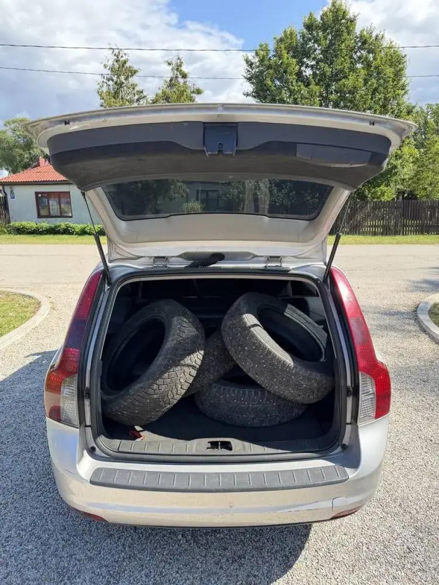 Pelēks Volvo V50 2009 Ventspils, ar dzinēja tilpumu 1.60 L un nobraukumu 255 tūkst. km par 1590 €, foto 19 vietnē AUTOMOTO.COM.LV