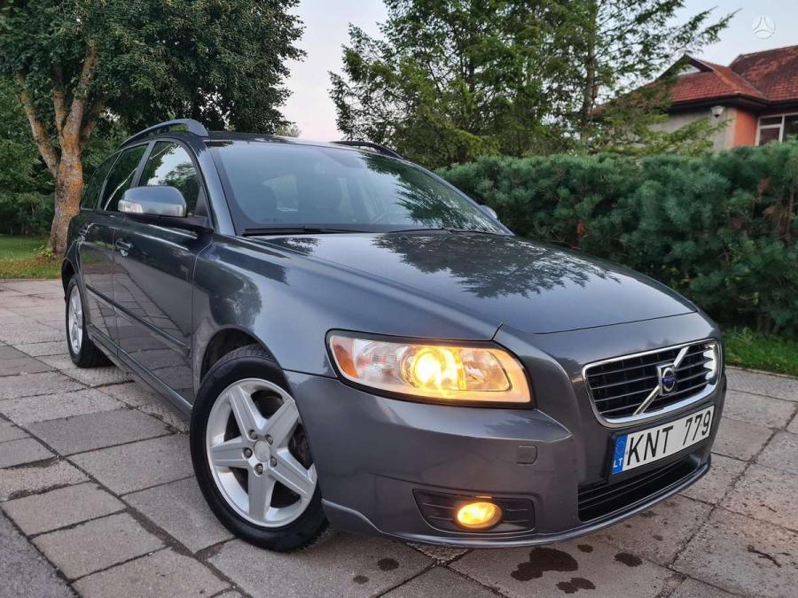 Grey Volvo V50 2009 in Klaipeda, with an engine capacity of 2.00 L and mileage of 305 thousand km for 2350 €, photo 1 on AUTOMOTO.COM.LV