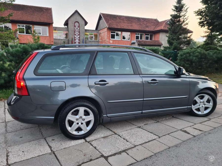 Grey Volvo V50 2009 in Klaipeda, with an engine capacity of 2.00 L and mileage of 305 thousand km for 2350 €, photo 4 on AUTOMOTO.COM.LV