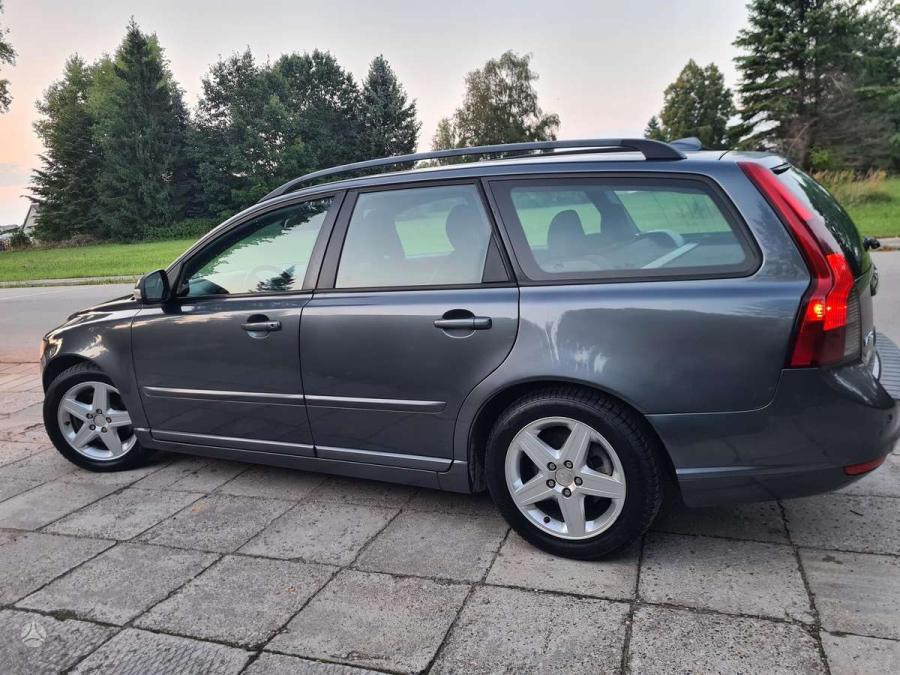 Grey Volvo V50 2009 in Klaipeda, with an engine capacity of 2.00 L and mileage of 305 thousand km for 2350 €, photo 5 on AUTOMOTO.COM.LV