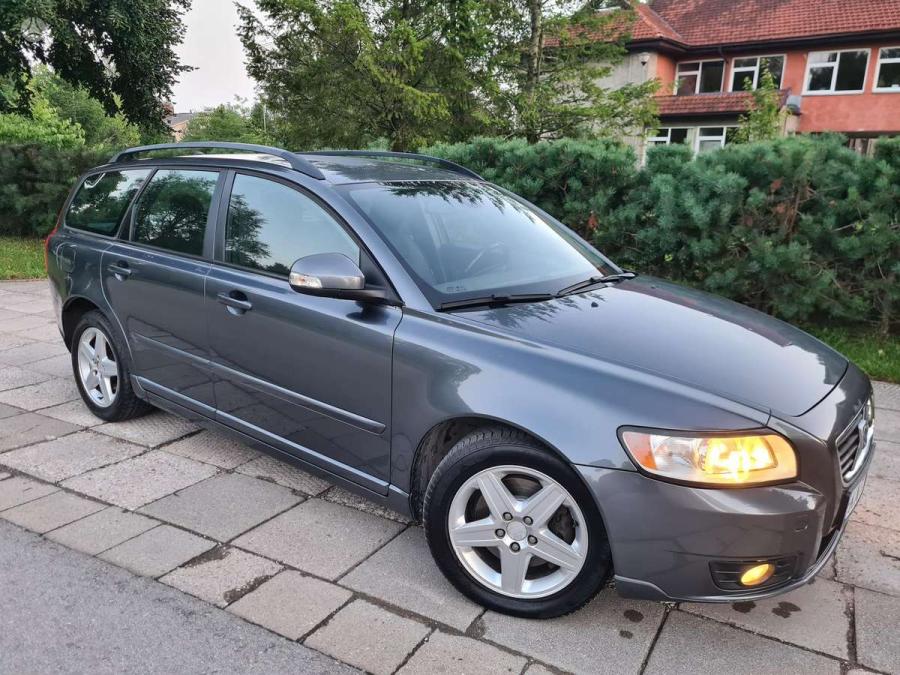 Grey Volvo V50 2009 in Klaipeda, with an engine capacity of 2.00 L and mileage of 305 thousand km for 2350 €, photo 6 on AUTOMOTO.COM.LV