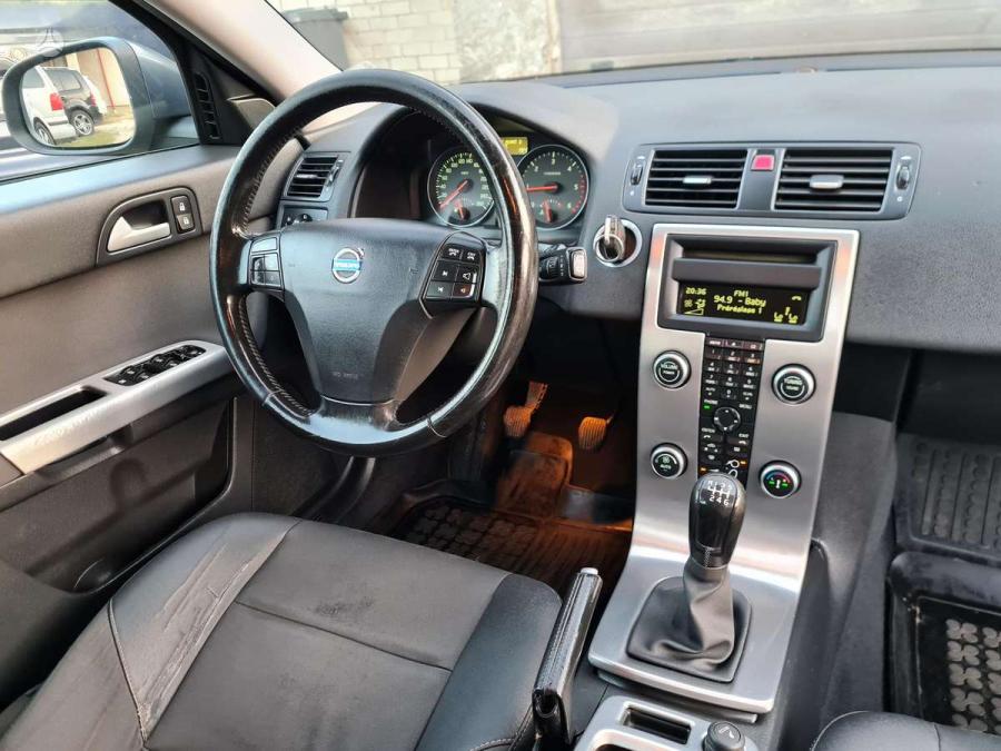 Grey Volvo V50 2009 in Klaipeda, with an engine capacity of 2.00 L and mileage of 305 thousand km for 2350 €, photo 19 on AUTOMOTO.COM.LV