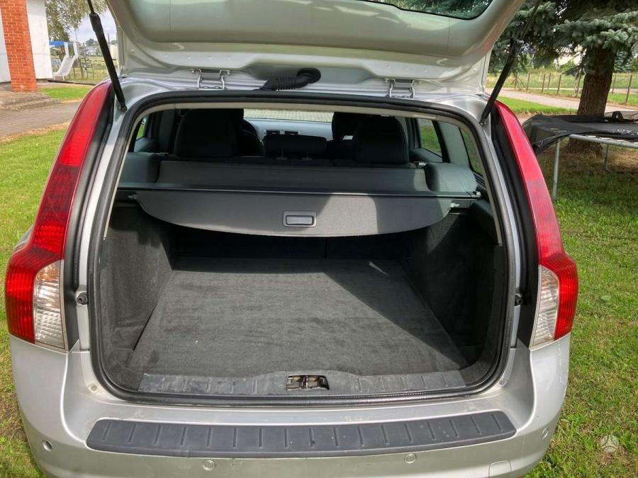 Pelēks Volvo V50 2009 Marijampole, ar dzinēja tilpumu 2.00 L un nobraukumu 364 tūkst. km par 2100 €, foto 9 vietnē AUTOMOTO.COM.LV