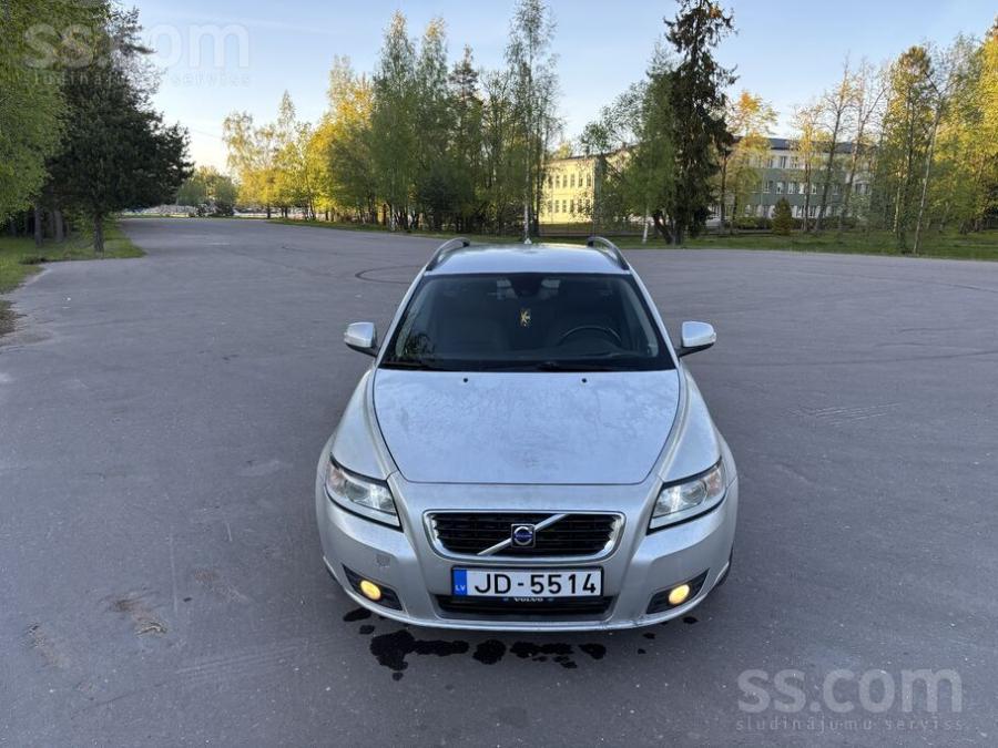 Grey Volvo V50 2009 in Riga, with an engine capacity of 1.60 L and mileage of 283 thousand km for 2200 €, photo 1 on AUTOMOTO.COM.LV