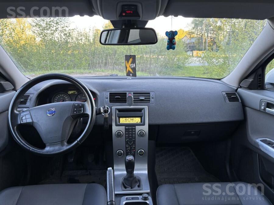 Grey Volvo V50 2009 in Riga, with an engine capacity of 1.60 L and mileage of 283 thousand km for 2200 €, photo 9 on AUTOMOTO.COM.LV