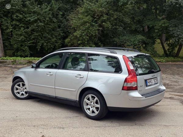 Pelēks Volvo V50 2009 Alīta, ar dzinēja tilpumu 2.44 L un nobraukumu 210 tūkst. km par 2650 €, foto 5 vietnē AUTOMOTO.COM.LV